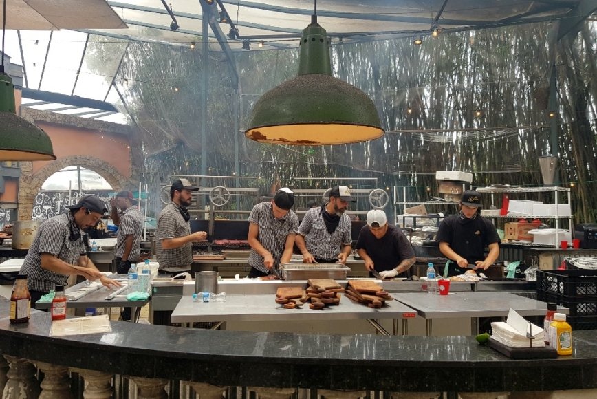 De localização peculiar, Quintal deBetti combina ótimas carnes, cerveja ...