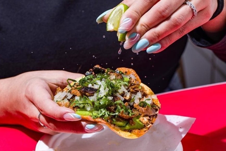 Casal de chefs à frente do mexicano Metzi inaugura taqueria Atzi, na ...